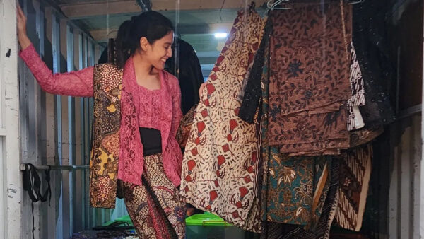 Mix Match Kain Tradisional Indonesia ala Dian Sastro - Inoui Print