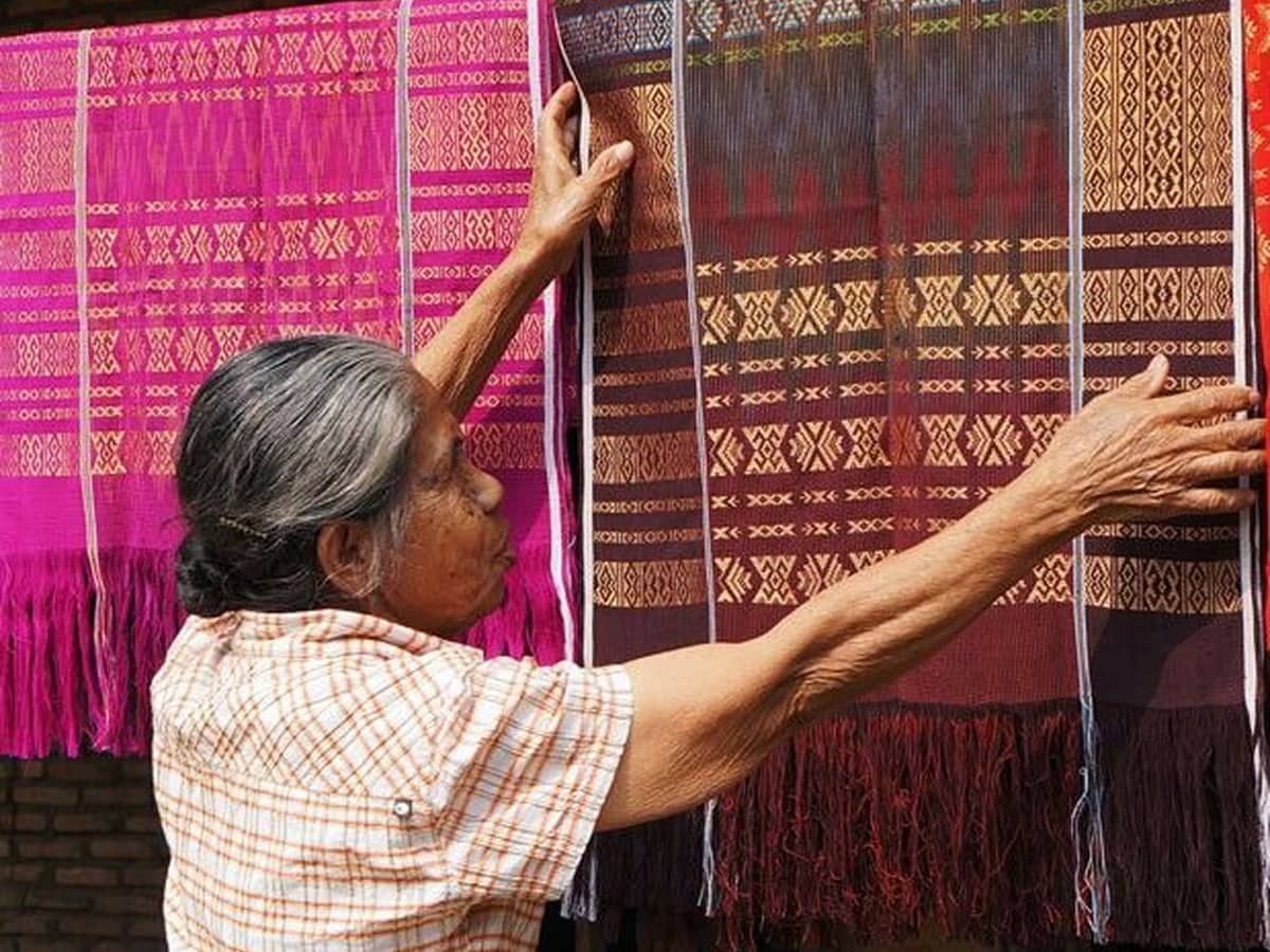 12 Motif Kain Ulos Beserta Makna dan Penggunaannya
